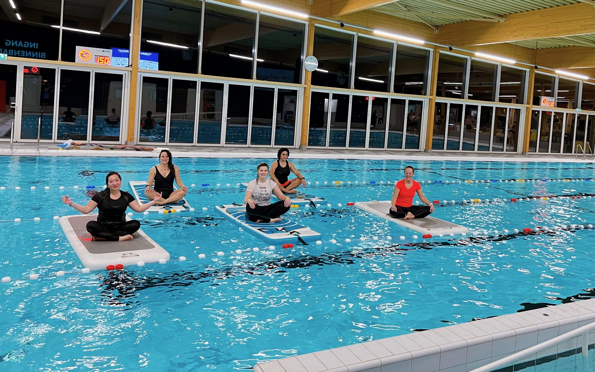 Aqua Float workout - Stéfani gets fit